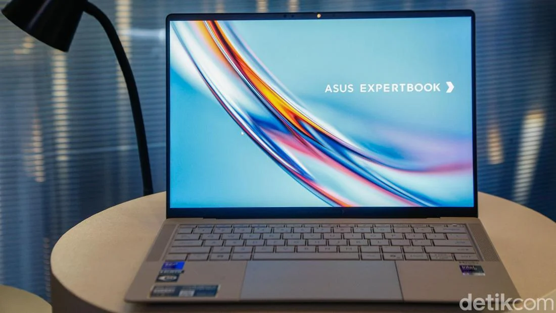 Asus ExpertBook Ultra: Laptop Bisnis Tertipis dengan Intel Panther Lake ...